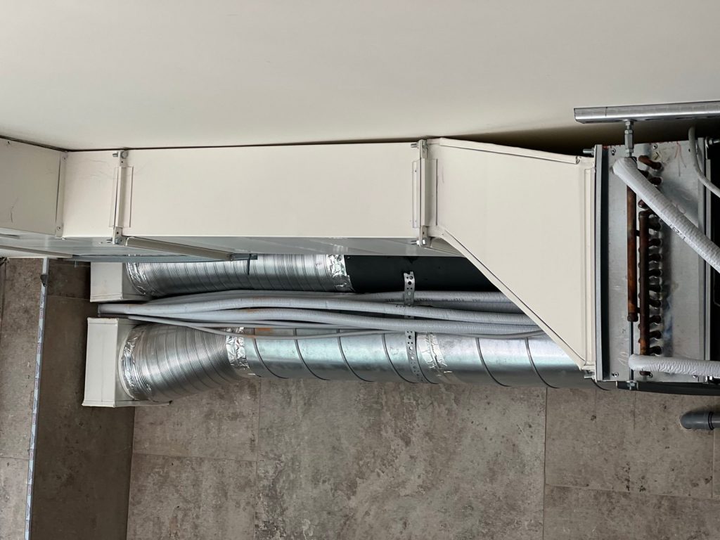 Installation of a special ceiling - alubond and wood - Bekostyle